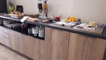 Pequeno-almoço tipo buffet diário (14 EUR por pessoa)