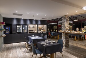 Pequeno-almoço tipo buffet diário (17 EUR por pessoa) 