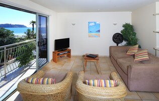 Apartamento Standard, 1 quarto, vista para o mar | Sala | Televisor de ecrã plano de 30 polegadas com canais via satélite 