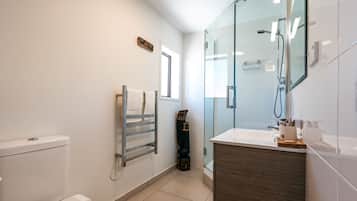 Apartamento standard, 1 quarto, vista para o oceano | Banheiro | Chuveiro, produtos de toalete grátis, secador de cabelo