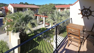 Estúdio Standard, vista para o pátio | Vista do quarto