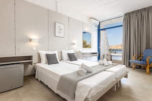Quarto família, vista para o mar | Frigobar, cofres nos quartos, escrivaninha, cortinas blackout