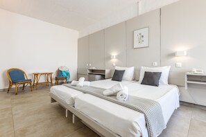 Quarto Familiar, vista para o mar | Minibar, cofre no quarto, secretária, cortinas/cortinados opacos 