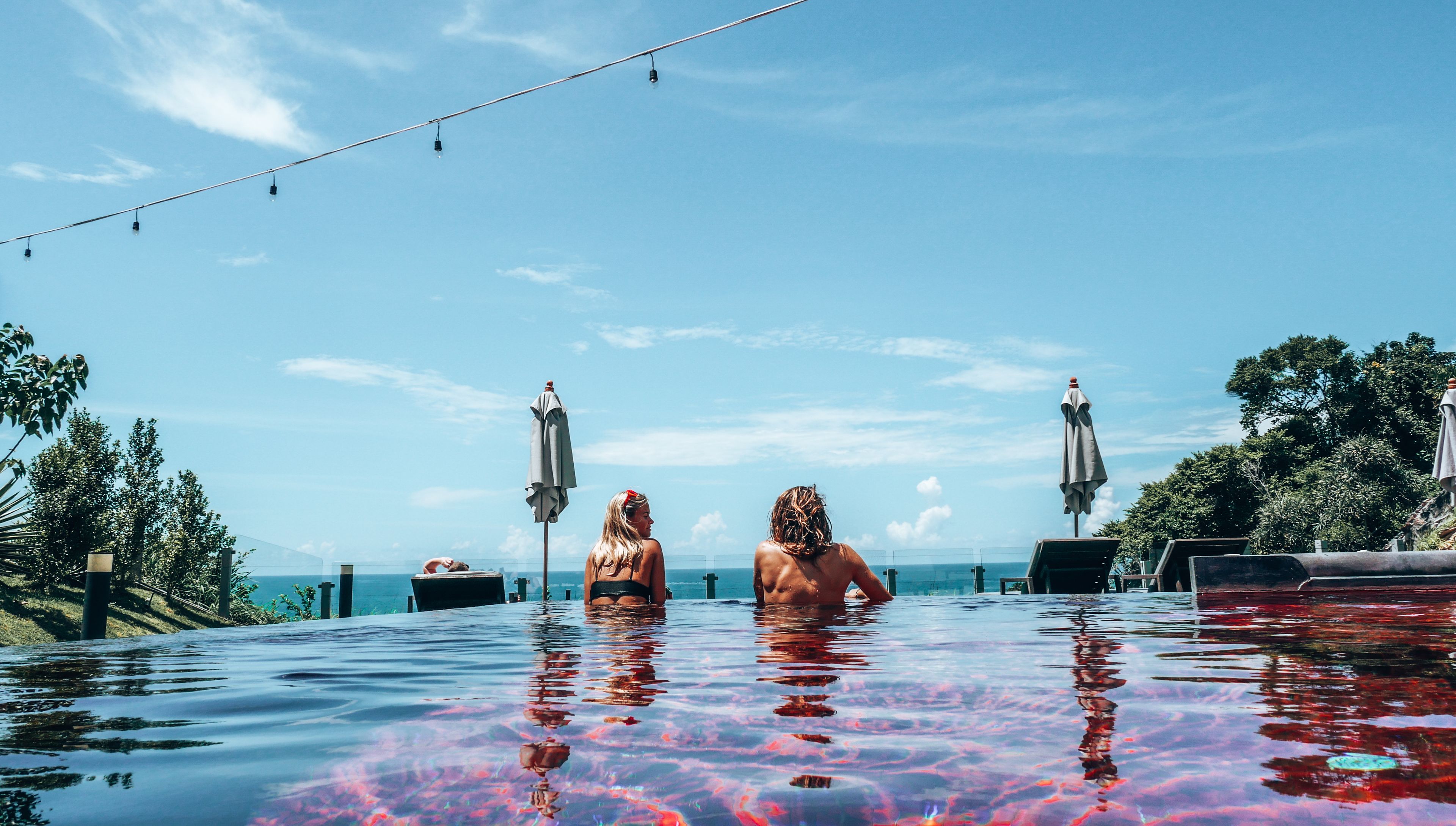 Piscina exterior, guarda-sóis, espreguiçadeiras 