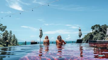 Piscina exterior, guarda-sóis, espreguiçadeiras