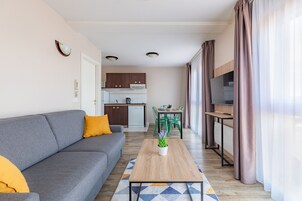 Apartamento, 2 quartos | Área de estar | TV de tela plana