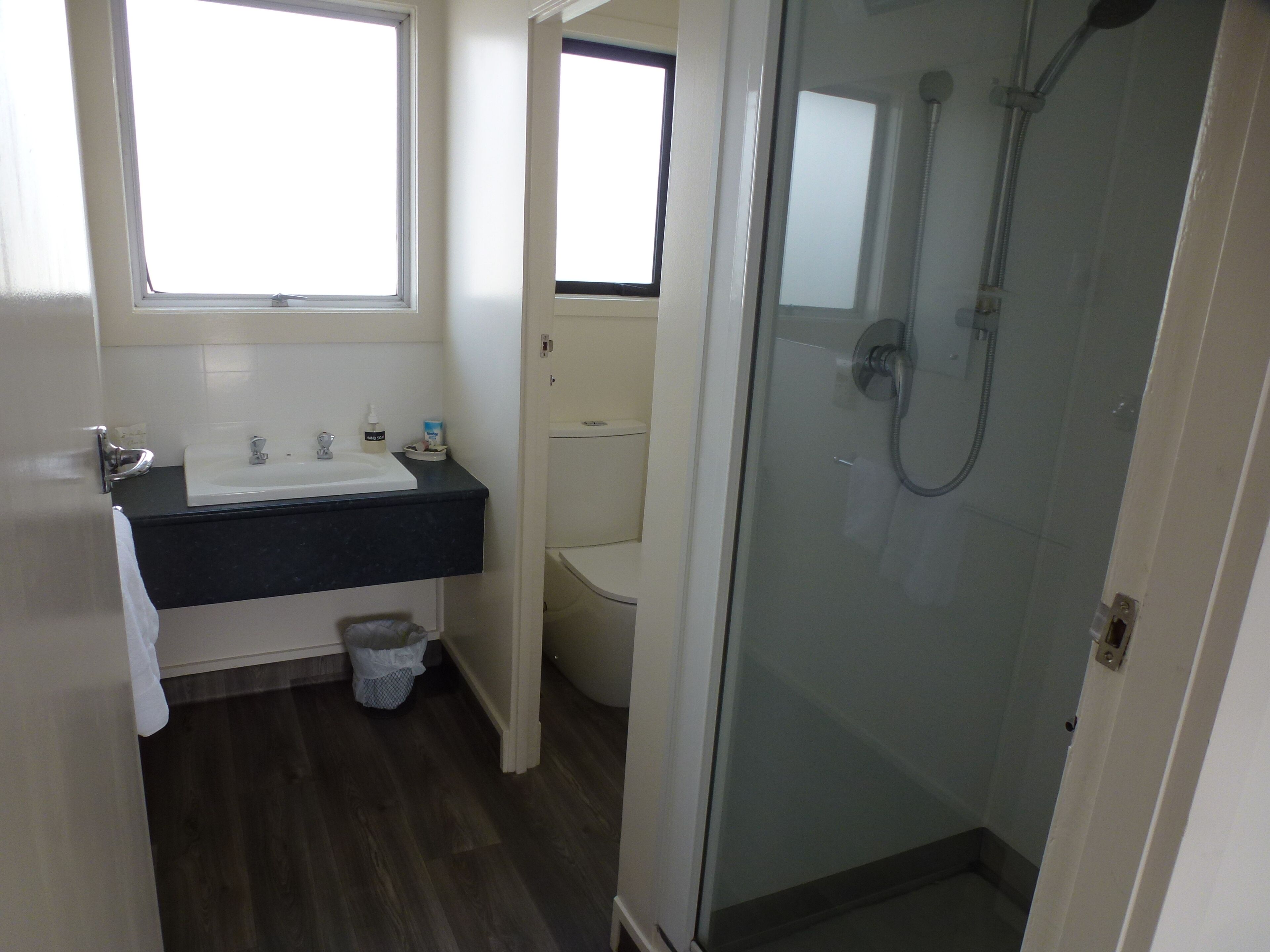 Quarto, 2 quartos | Banheiro | Chuveiro, produtos de toalete grátis, secador de cabelo 