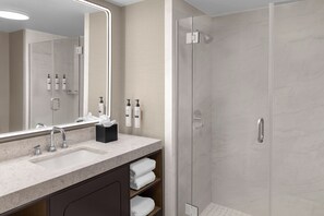 Produtos de toalete grátis, secador de cabelo, toalhas de banho 