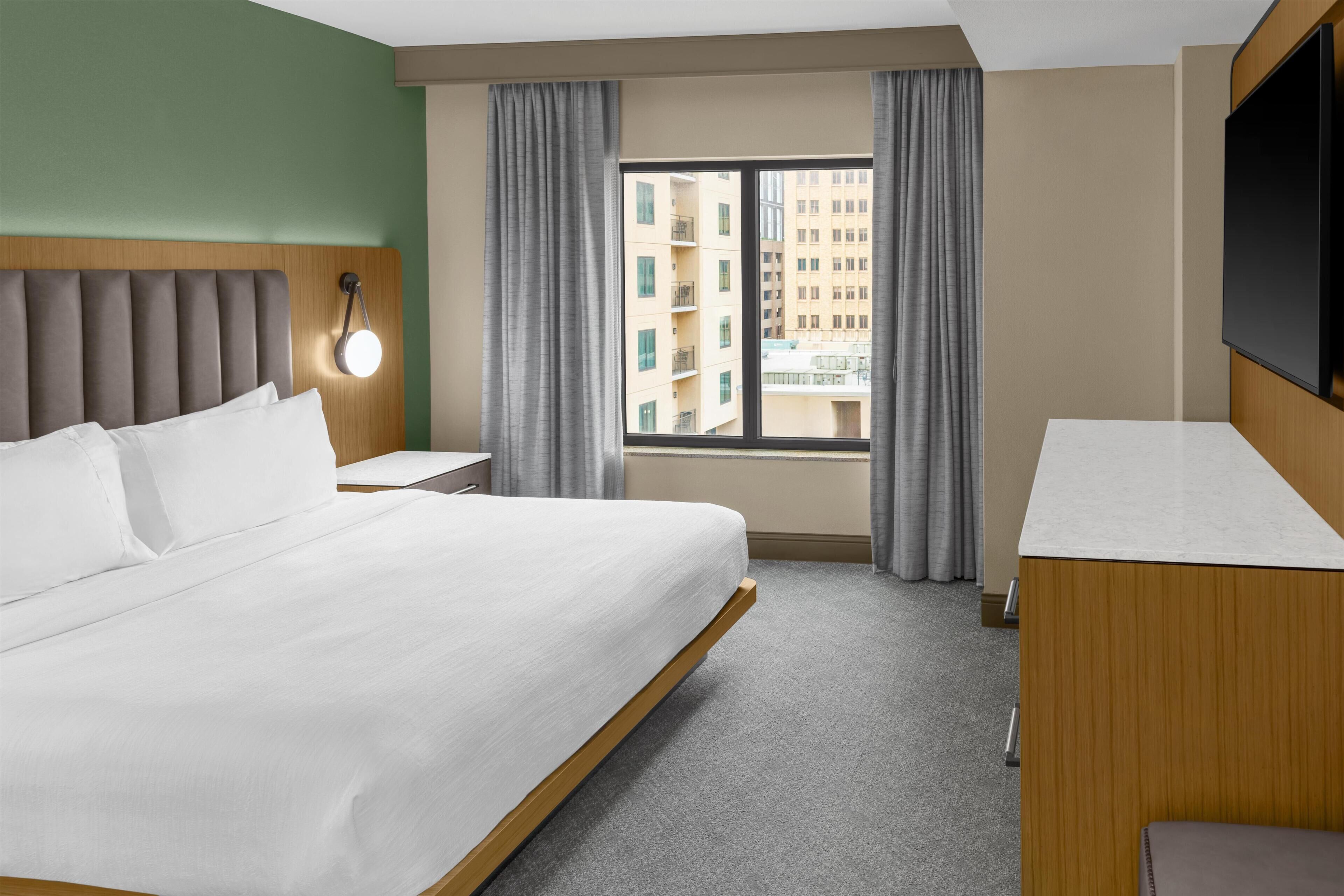 Suíte, 1 cama King, acessível, para não fumantes | Roupas de cama antialérgicas, camas com colchões pillow-top