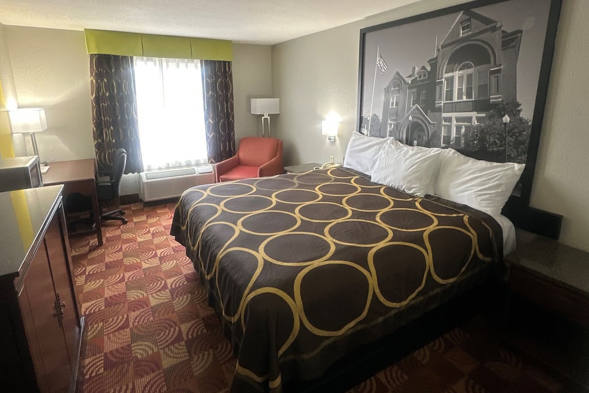 Quarto, 1 cama king-size, não fumadores | Camas de colchão pillowtop, com mobília individualizada, secretária