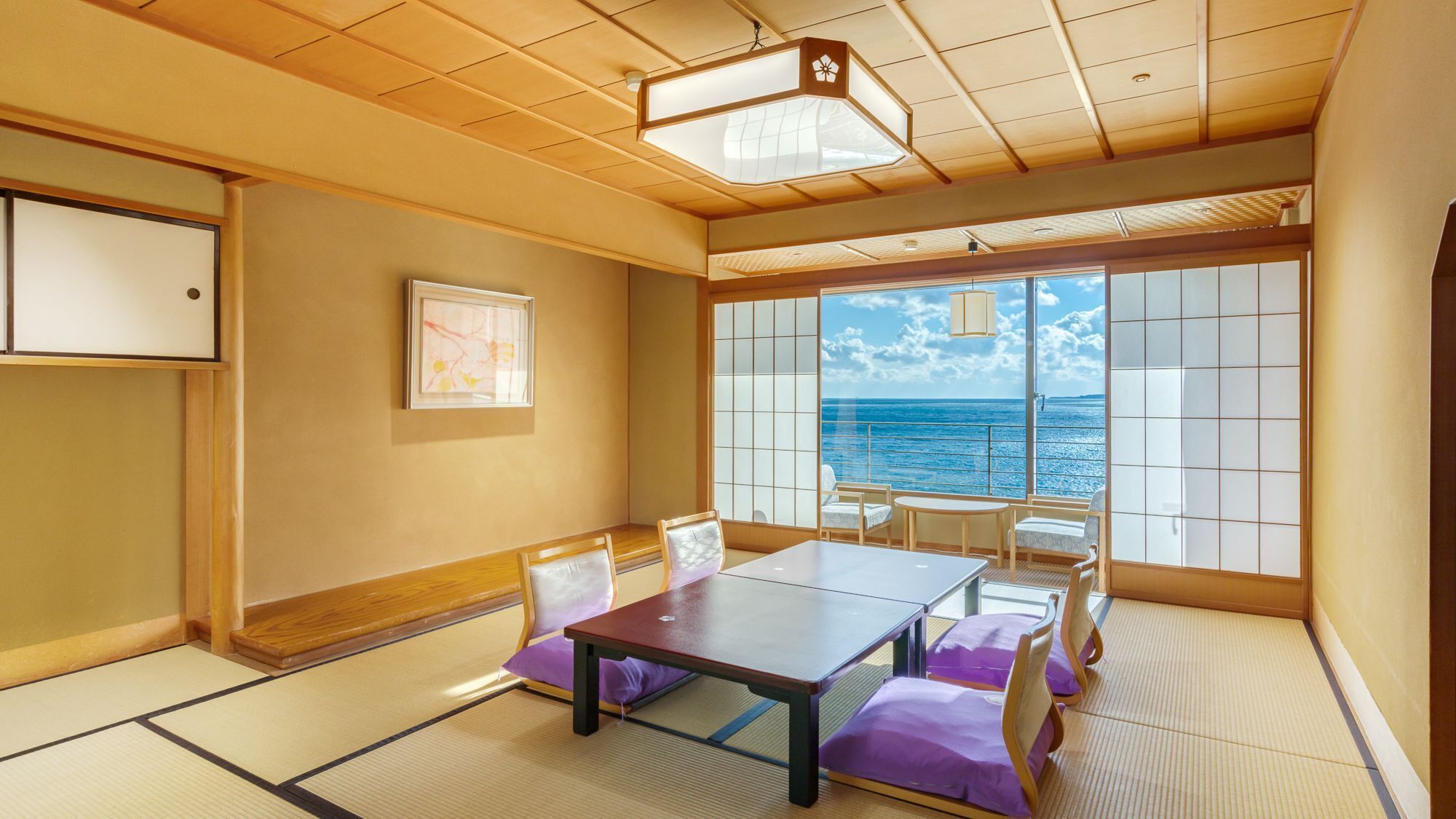 Um quarto japonês tradicional com tatames, uma mesa baixa e cadeiras.