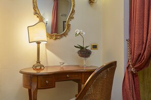 Suite Júnior, várias camas | Equipamento para trabalhar no quarto