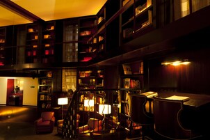 Serve café da manhã, almoço e jantar 