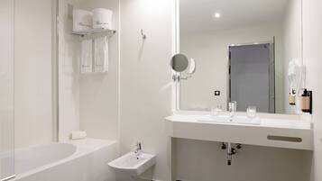 Quarto Superior, Vista para a cidade | Casa de banho | Artigos de higiene pessoal grátis, um secador de cabelo, um bidé