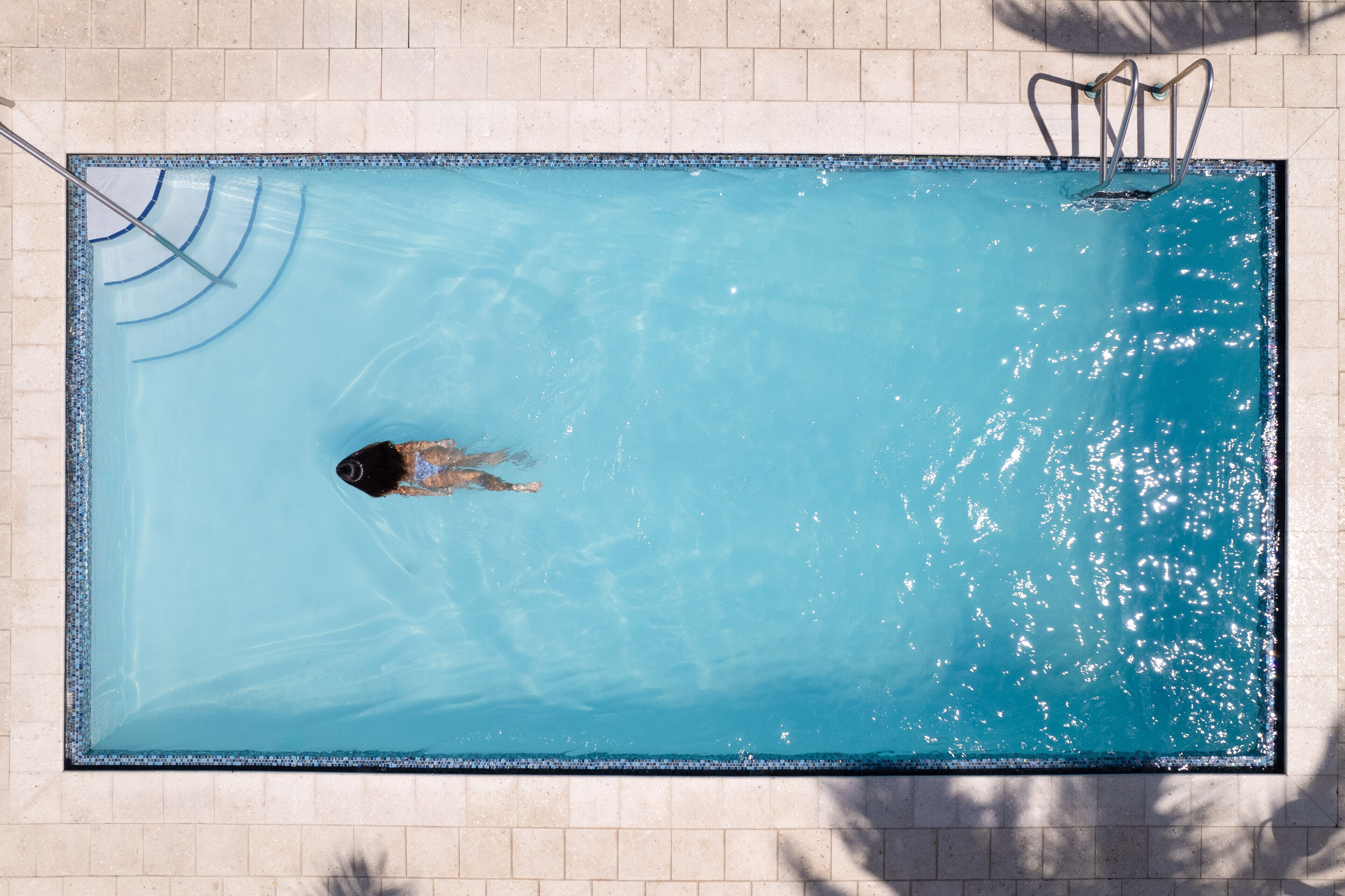 Piscina externa, funciona das 7h às 19h, guarda-sóis, espreguiçadeiras