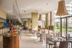 2 restaurantes, pequenos-almoços servidos, cozinha internacional 