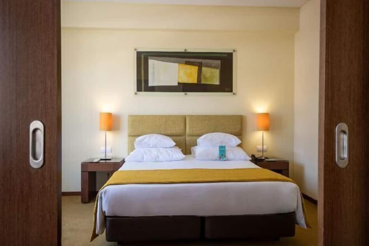 Minibar, cofre no quarto, secretária, quartos insonorizados