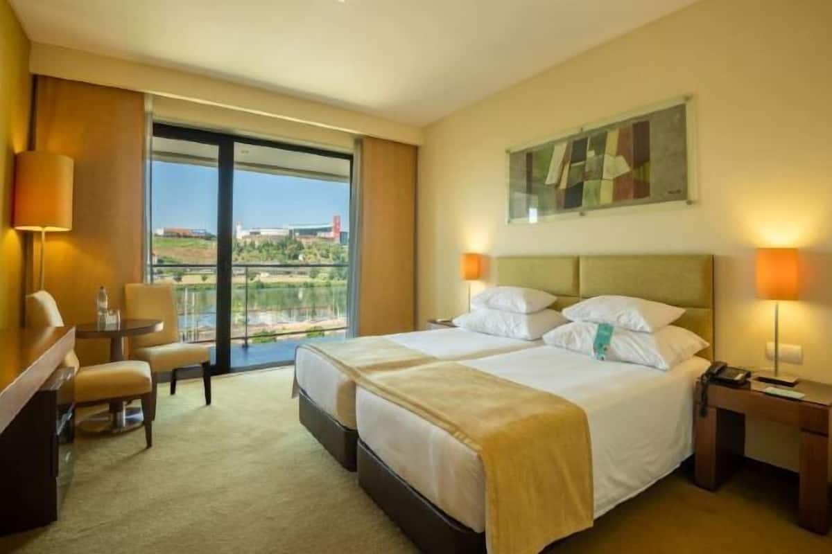 Minibar, cofre no quarto, secretária, quartos insonorizados