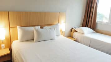 Quarto Superior com 1 Cama de Casal e 1 Cama de Solteiro | Roupas de cama antialérgicas, frigobar, cortinas blackout