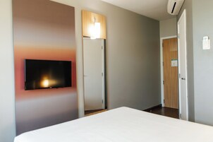 Quarto Superior com 1 Cama de Casal e 1 Cama de Solteiro | Roupas de cama antialérgicas, frigobar, cortinas blackout