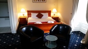 Quarto Duplo Executivo | Com decoração personalizada, com mobília individualizada, secretária 