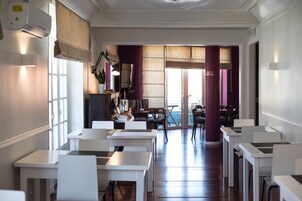 Pequeno-almoço continental diário (6.9 EUR por pessoa) 