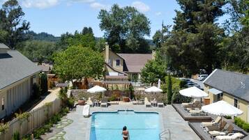 Piscina exterior, espreguiçadeiras