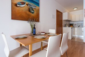 Apartamento Comfort, 2 quartos, varanda, vista para o porto | Sala de estar | Televisor, leitor de DVD