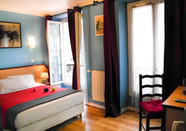 Quarto casal | Cofres nos quartos, escrivaninha, cortinas blackout