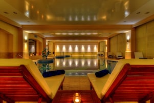 Piscina interna, piscina externa, guarda-sóis, espreguiçadeiras