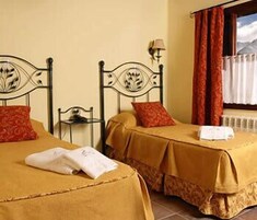 Roupa de alta qualidade, cofre no quarto, secretária 