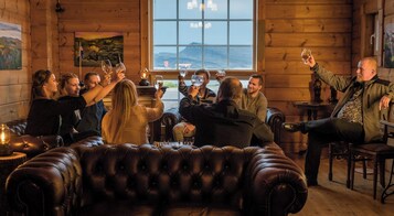 Chalé | Área de estar | TV de tela plana 42 polegadas com canais digitais, TV, Netflix