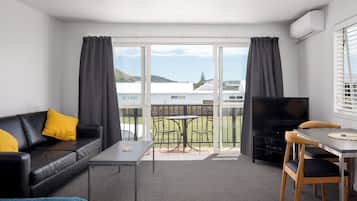 Compact 1 Bedroom Balcony | 1 quarto, roupas de cama premium, berços (sobretaxa), Wi-Fi de cortesia