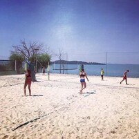 Uma praia privada, espreguiçadeiras, guarda-sóis de praia, ioga 