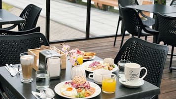Café da manhã com buffet todos os dias (EUR 8 por pessoa)