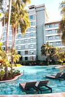 Piscina externa, funciona das 9h às 21h, guarda-sóis, espreguiçadeiras