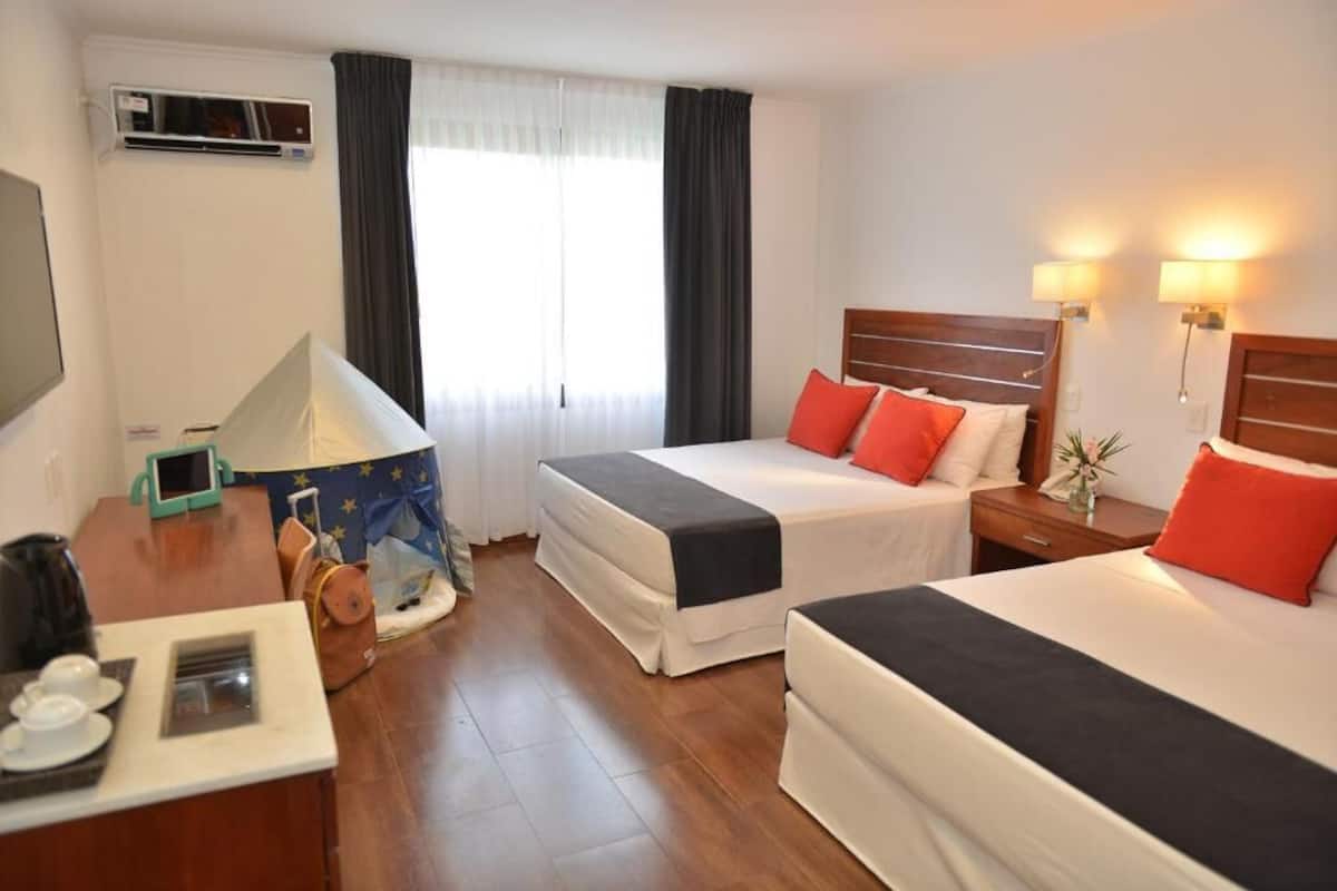 Edredons de pluma, frigobar, cofres nos quartos, Wi-Fi de cortesia