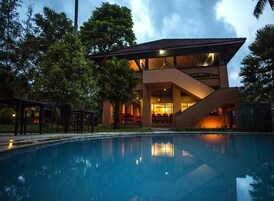 Piscina exterior, espreguiçadeiras 