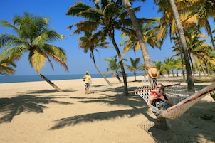 Na praia, toalhas de praia, prática de pesca 