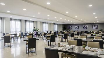 Pequeno-almoço tipo buffet diário (13 EUR por pessoa)