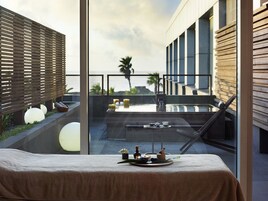 Banheira de hidromassagem, tratamentos corporais, aromaterapia 