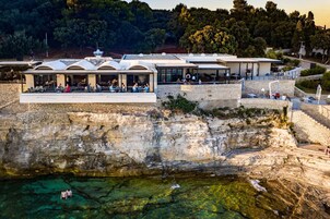 2 restaurantes: servem pequenos-almoços, almoços, jantares e brunches