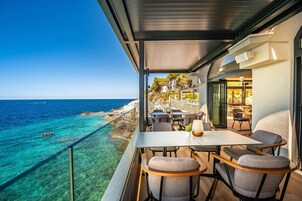 2 restaurantes: servem pequenos-almoços, almoços, jantares e brunches