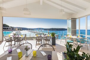 2 restaurantes: servem pequenos-almoços, almoços, jantares e brunches