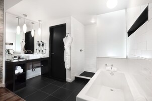 Loft, 1 cama king-size, banheira, Vista para a cidade | Casa de banho | Produtos de higiene exclusivos, um secador de cabelo, roupões 