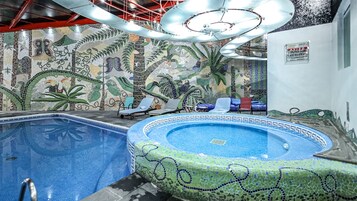 Piscina interna, funciona das 9h30 às 18h, espreguiçadeiras