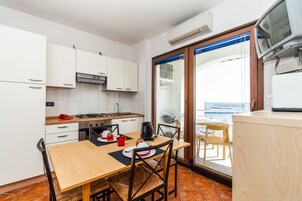 Apartamento, 1 quarto, vista para o mar | Minibar, cofre no quarto, secretária 