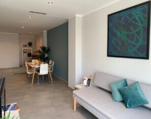 Frigobar, cofres nos quartos, cortinas blackout