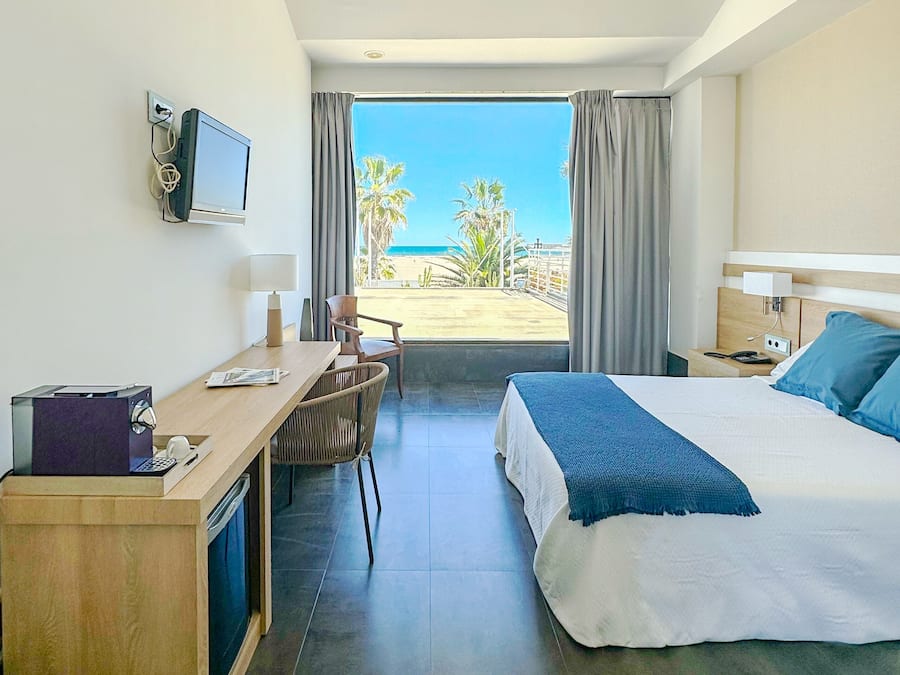 Suite Júnior, vista para o mar | Minibar, cofre no quarto, cortinas/cortinados opacos