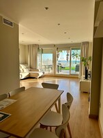 Apartamento Deluxe, terraço, vista para o mar | Sala de estar | TV plasma 